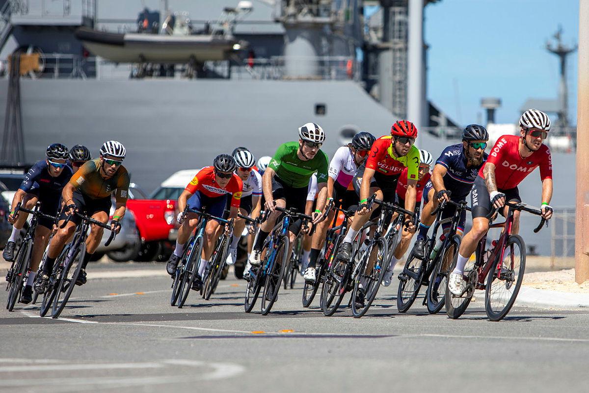 Cyclists race at Stirling - CONTACT magazine