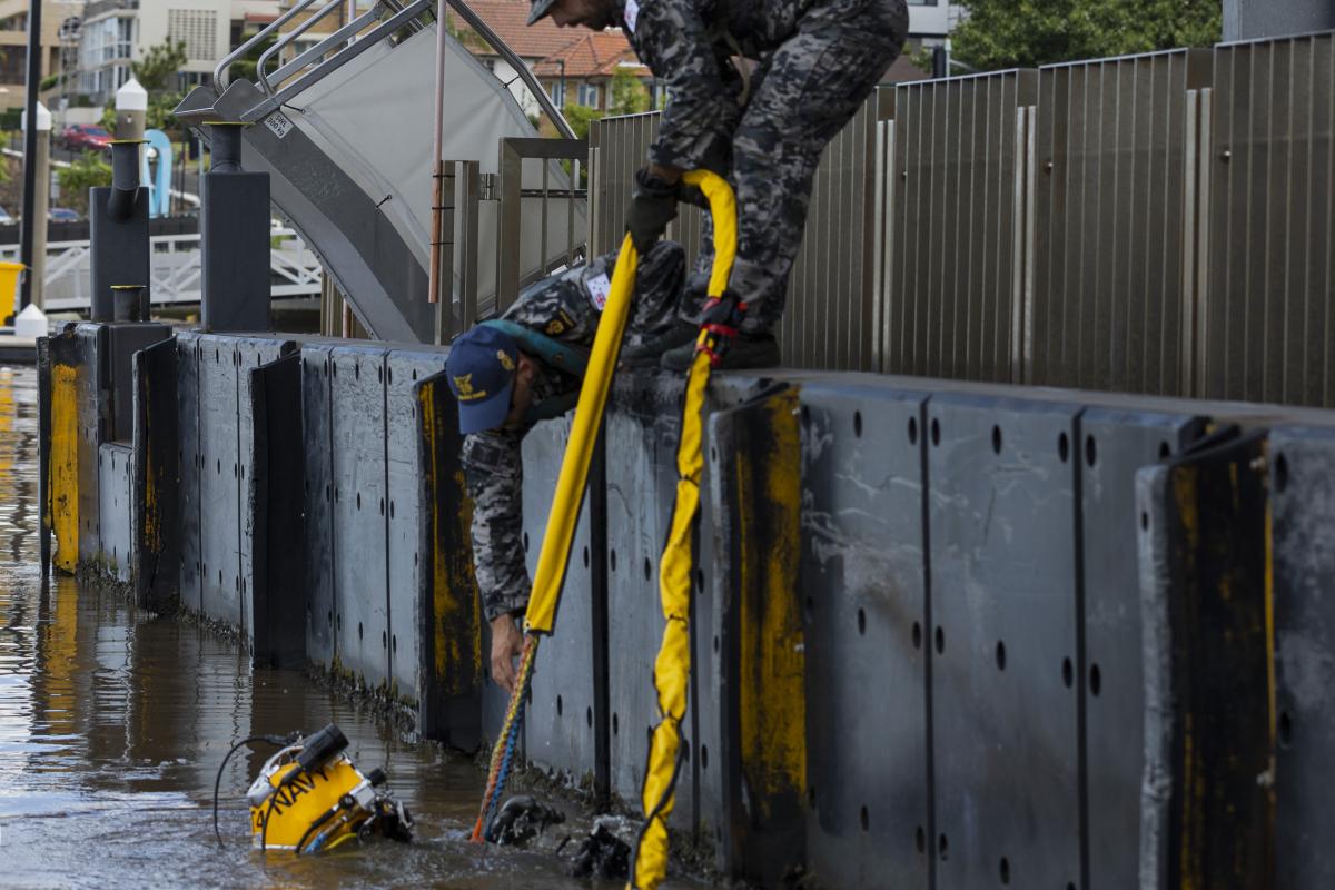 Divers clear debris from Brisbane River - CONTACT magazine