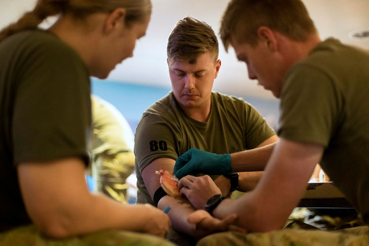 Soldiers practise combat first aid at sea - CONTACT magazine