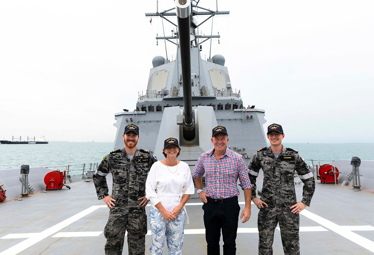 HMAS Hobart welcomes two special guests - CONTACT magazine