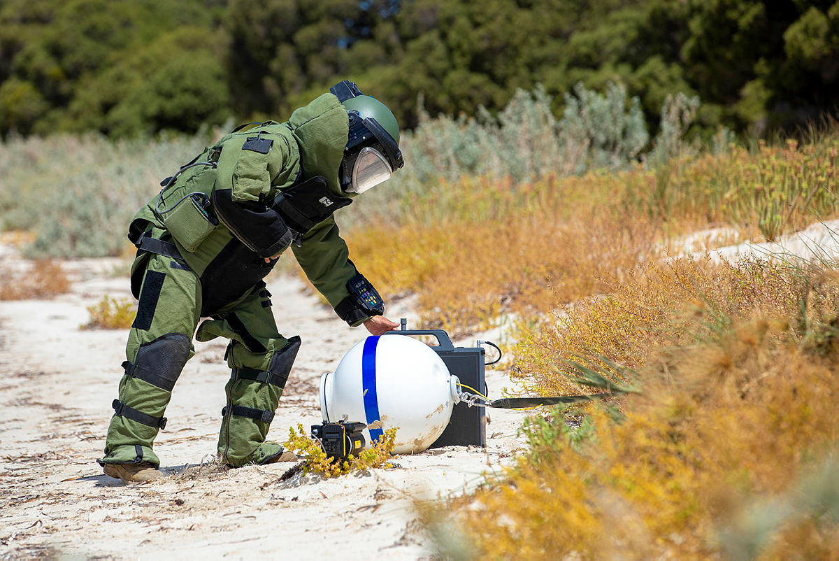 Clearance Diving Team Four sharpens skills - CONTACT magazine