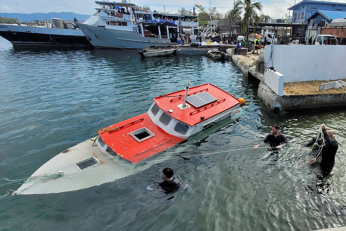 Navy divers refloat Vanuatu fisheries boat - CONTACT magazine