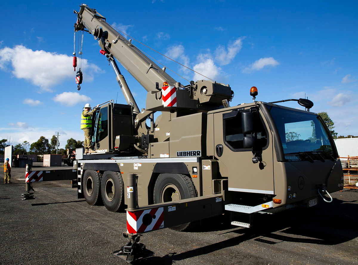 New cranes with Bluetooth control "fun to use" - CONTACT magazine