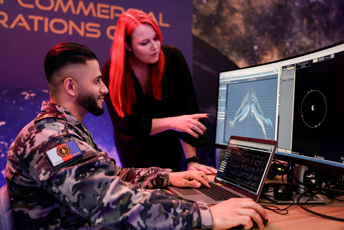 New operators at Defence Space Command - CONTACT magazine