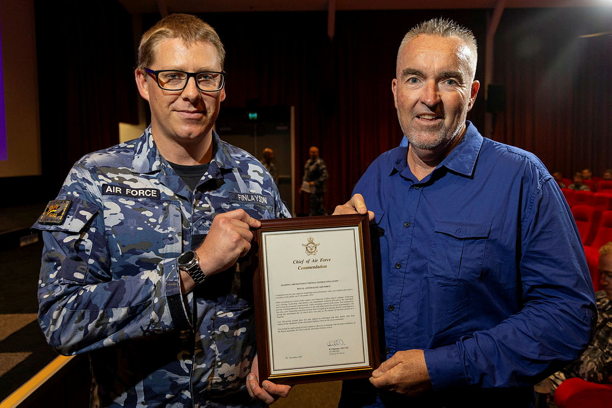 Aviator saves mate's life with CPR - CONTACT magazine