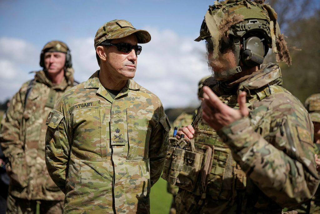 Chief of Army visits Aussie troops in England - CONTACT magazine
