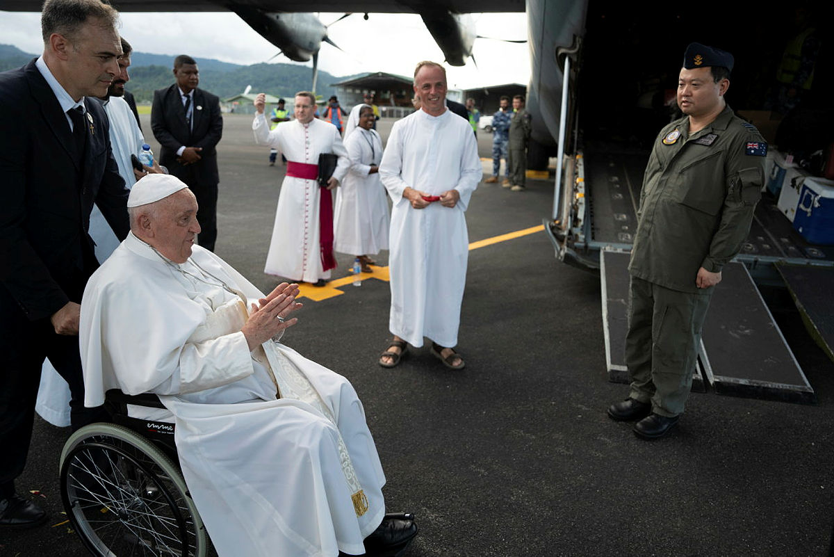 RAAF carries Pope in PNG - CONTACT magazine